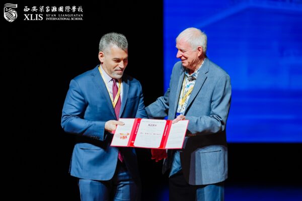 Dr. Vicari Wins ACAMIS Award/Vicari博士荣获大奖/비카리 교장, ACAMIS 어워드 수상 ...